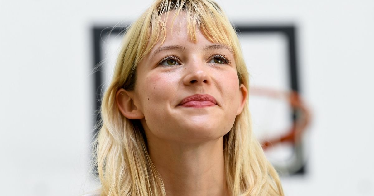 Angèle se confie sur sa vision de l'amour et son mode de vie
