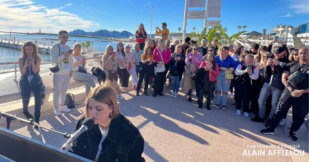 Vidéo : le concert surprise de Louane avant les NRJ Music Awards