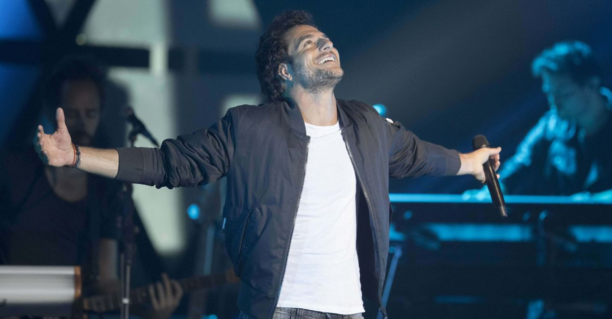 Amir signe le nouvel hymne des Enfoirés
