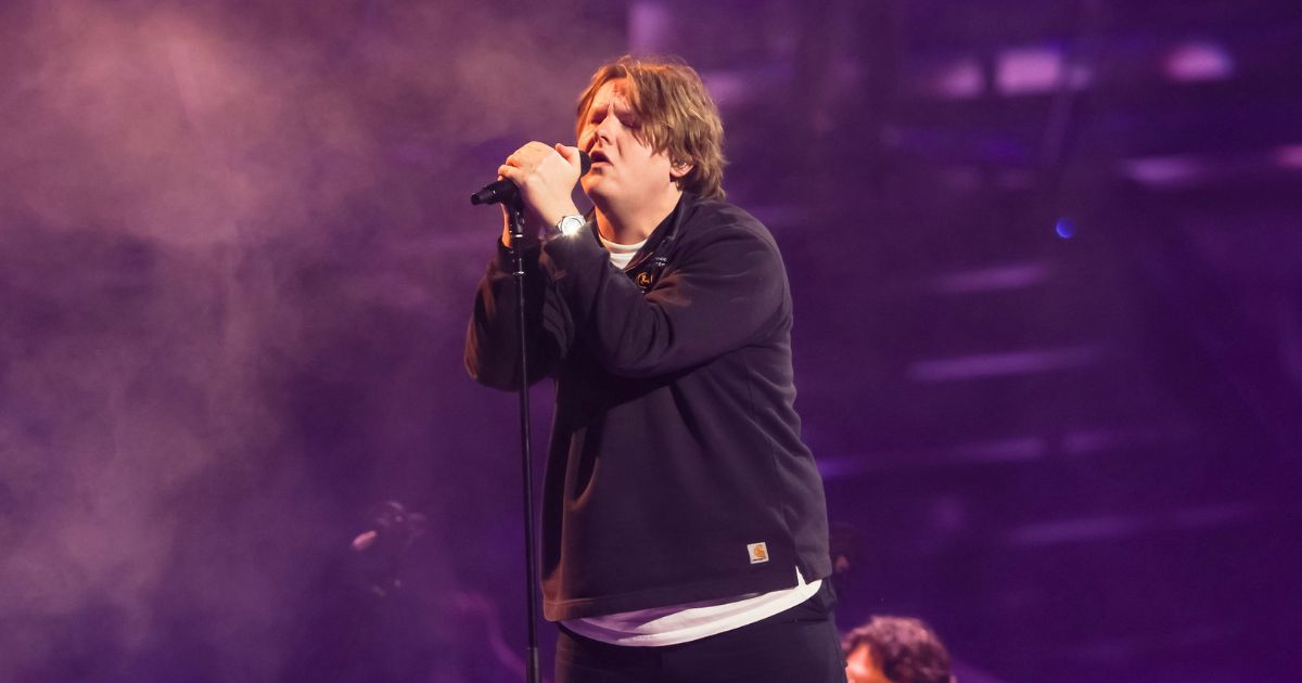 Lewis Capaldi en mode steward improvise un concert dans un avion