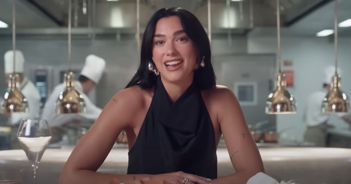 Dua Lipa fait le buzz en parlant français aux côtés d'Hélène Darroze Dua Lipa fait le buzz en parlant français aux côtés d'Hélène Darroze