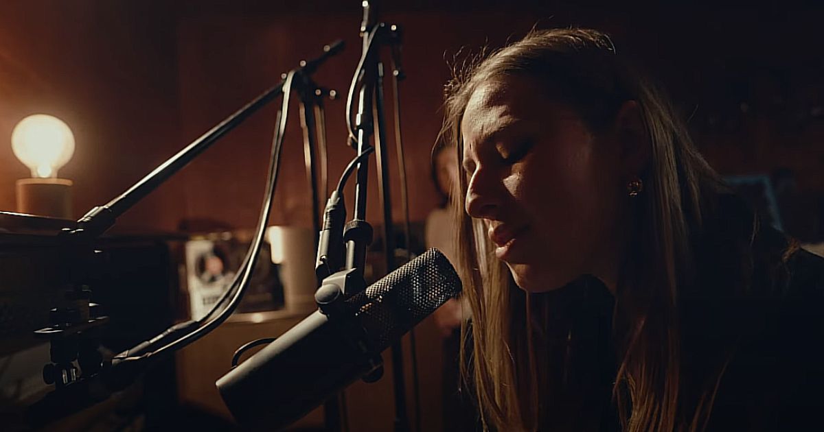 Héléna dévoile le clip de son premier hit « Aimée pour de vrai