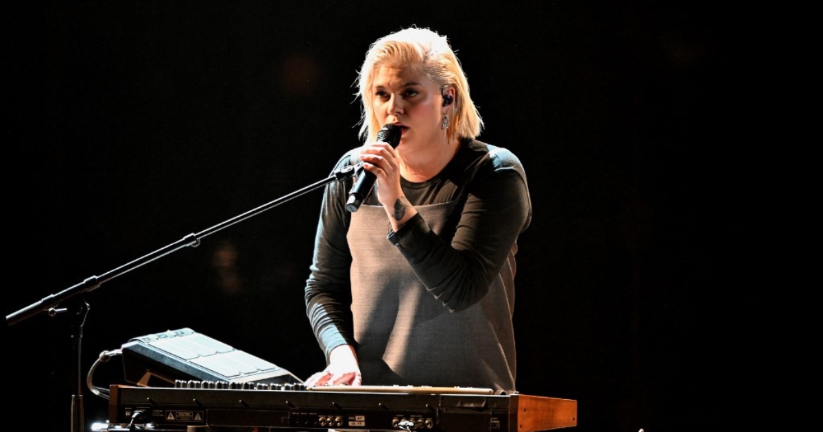 Louane a décidé d’instaurer un dress code pour ses concerts