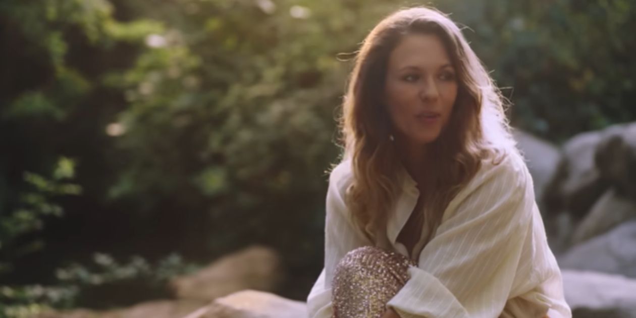 Lorie est de retour et voici sa nouvelle chanson : « 20 ans X2