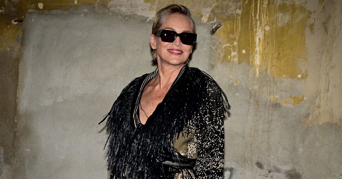 Sharon Stone reçoit un disque de platine grâce à... Julien Doré