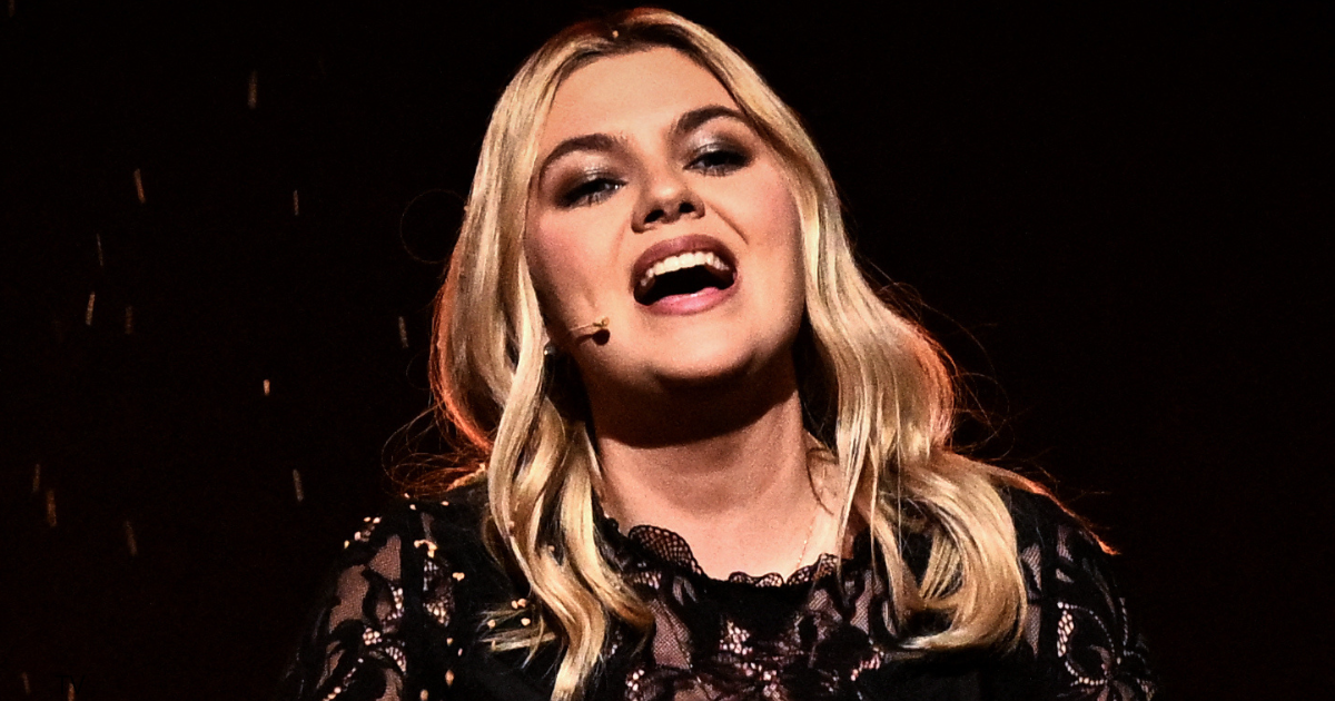 Louane passe en mode rock : découvrez sa reprise d'un tube nostalgique