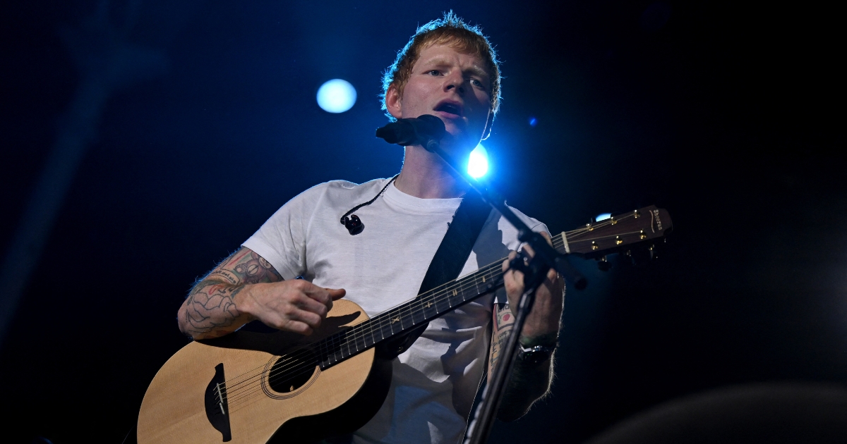 Ed Sheeran reprend sur scène un célèbre hit des One Direction